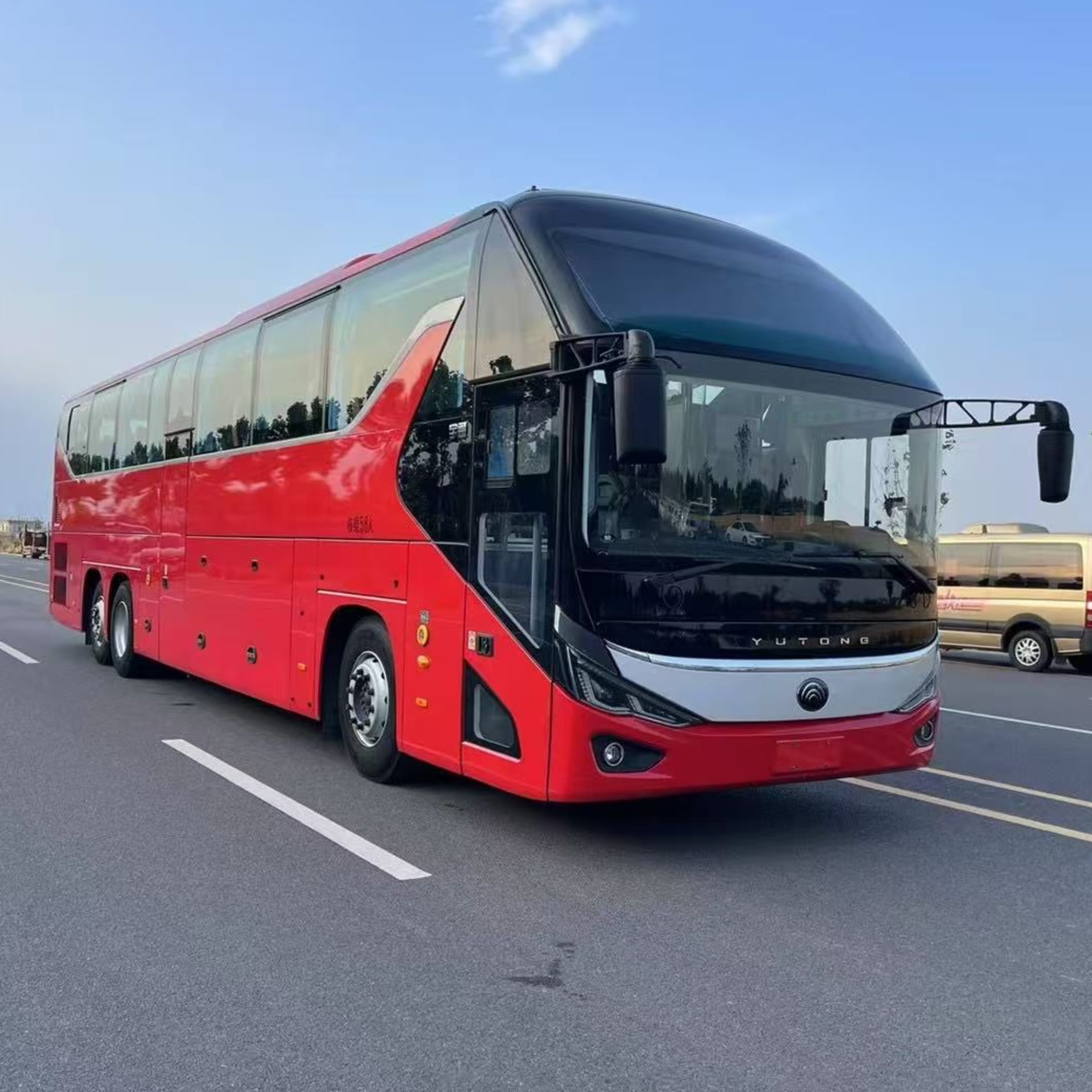 13m used yutong bus - 56 seats - double windshield - Saycan